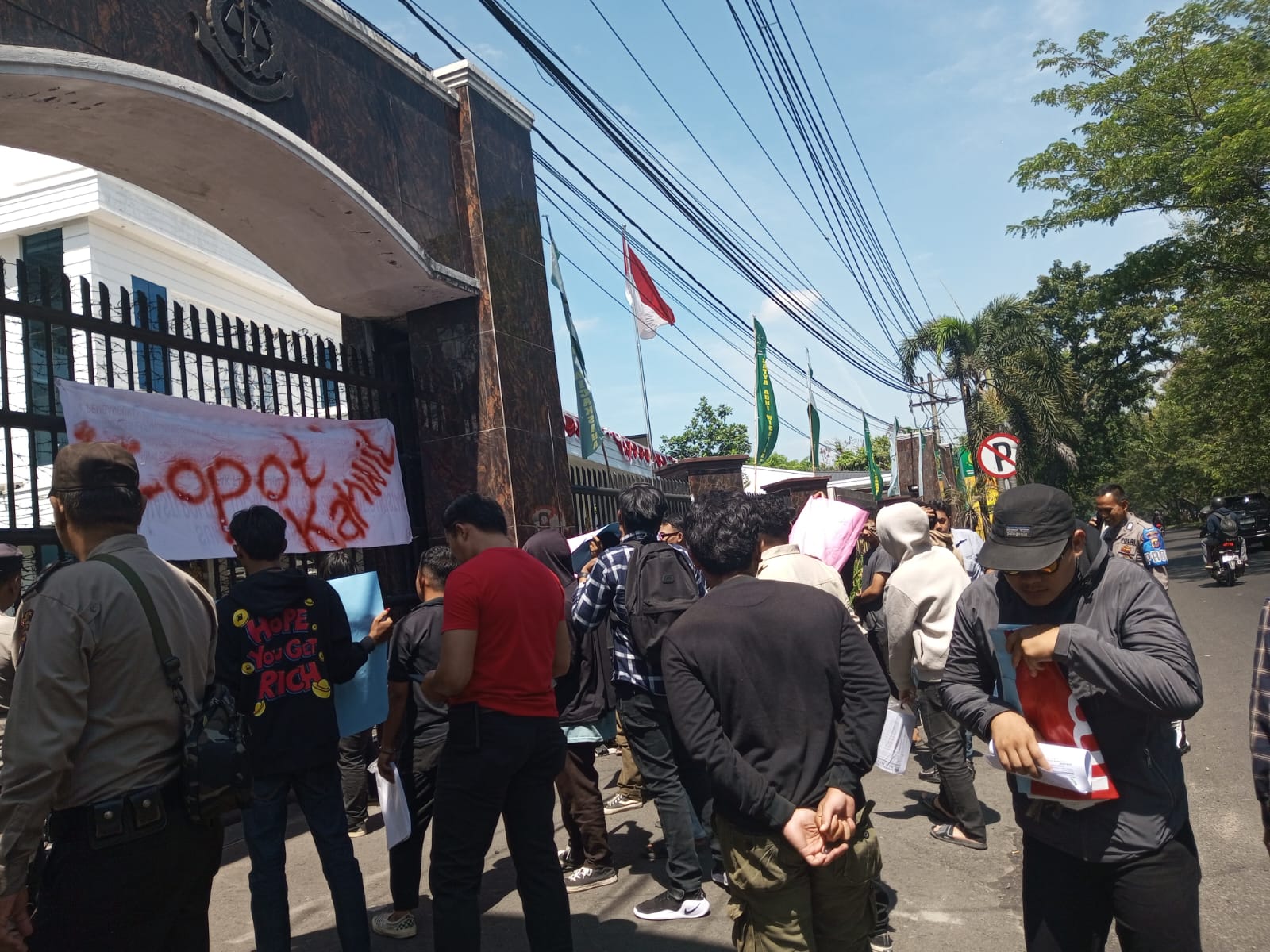 LPIB Adakan Aksi Unjuk Rasa di Kejatisu Minta Kasus Korupsi Kakanwil Diproses - Media Dialog News